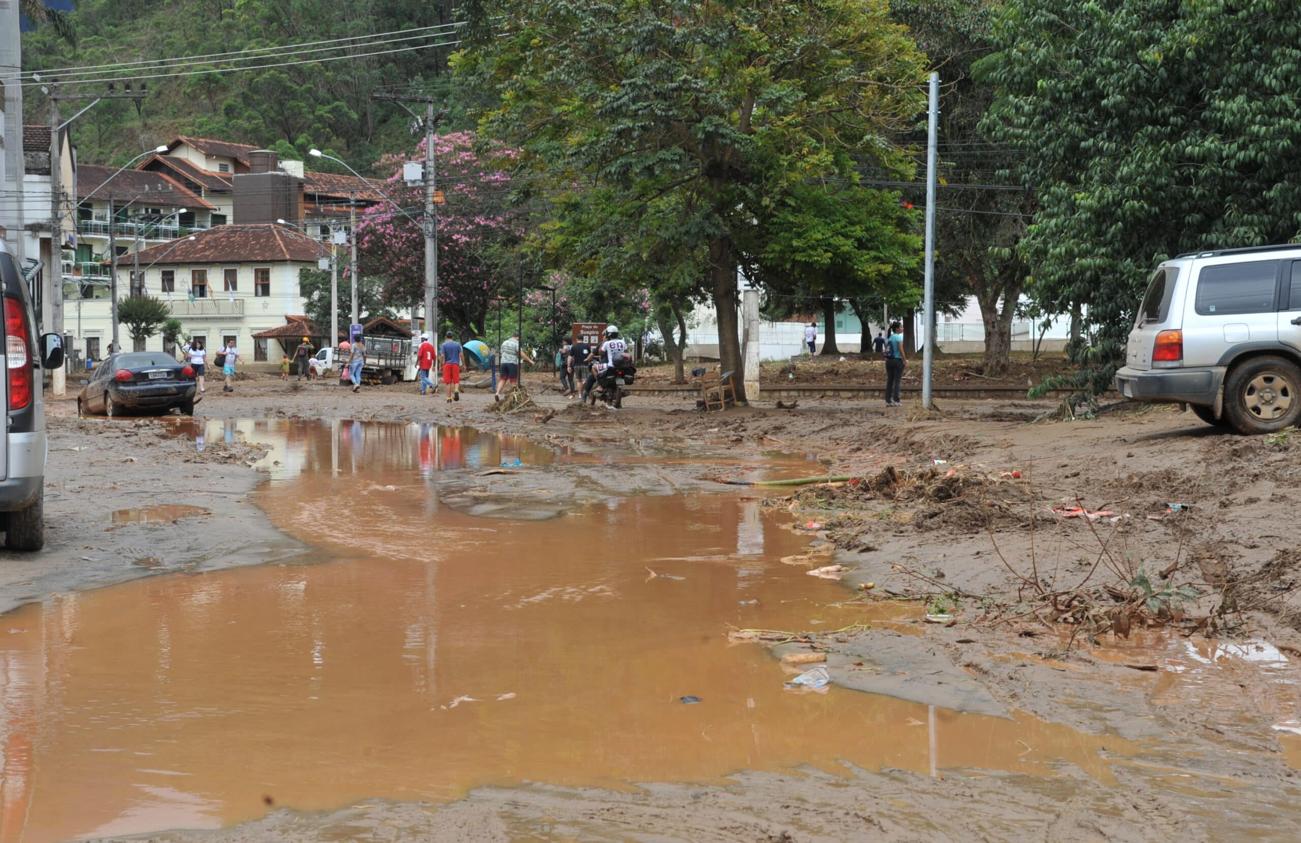 Flooding in Sao Paulo Kills at Least 24 People as Tourists Flock to ...