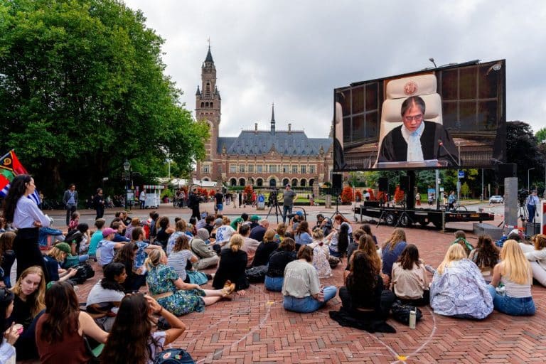 UN General Assembly Backs Historic World Court Climate Ruling | Earth.Org